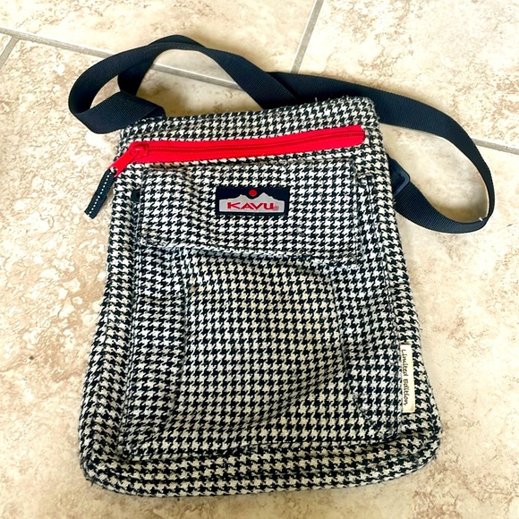 Kavu | Bags | Kavu Limited Edition Houndstooth Pattern Crossbody | Poshmark